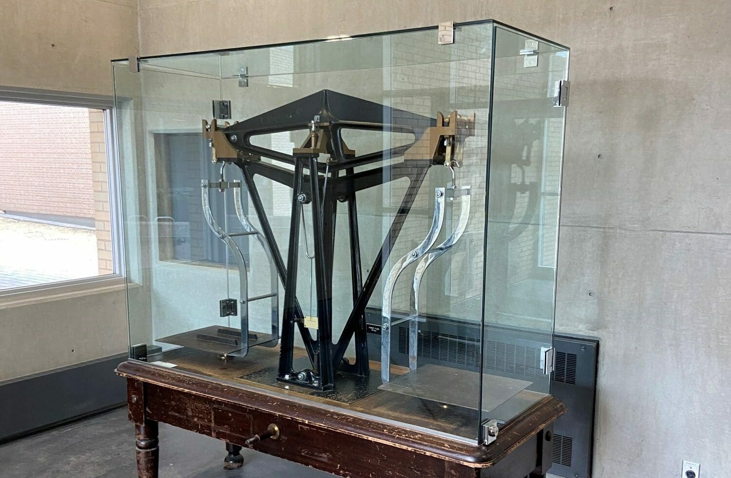 Custom Glass Display Cases - Obsidian Manufacturing